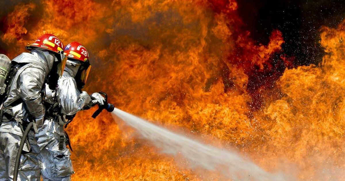 Firefighter harnessing a simple physics concept to put out a massive ...