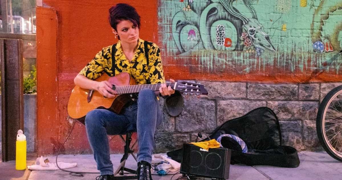 Street singer has the perfect response after a random man accused her ...