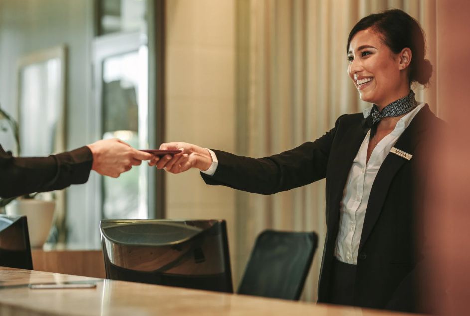 Receptionist delivers perfect comeback after customer demands a 4th ...